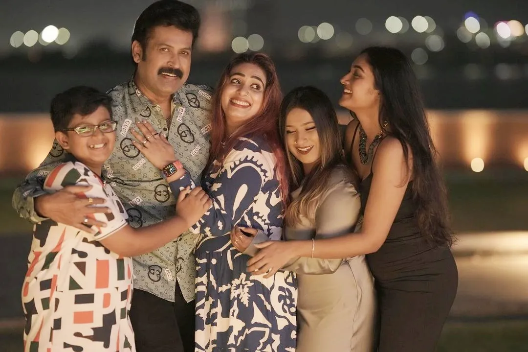 എന്റെ പ്രിയപ്പെട്ടവർ; കുടുംബത്തോടൊപ്പം നിറച്ചിരിയുമായി കുഞ്ഞാറ്റ