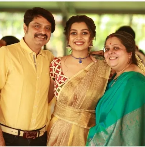 ഈ നർത്തകിയുടെ മകൾ ഇന്ന് മലയാളികളുടെ പ്രിയങ്കരിയായ നടി; ആളെ മനസ്സിലായോ?