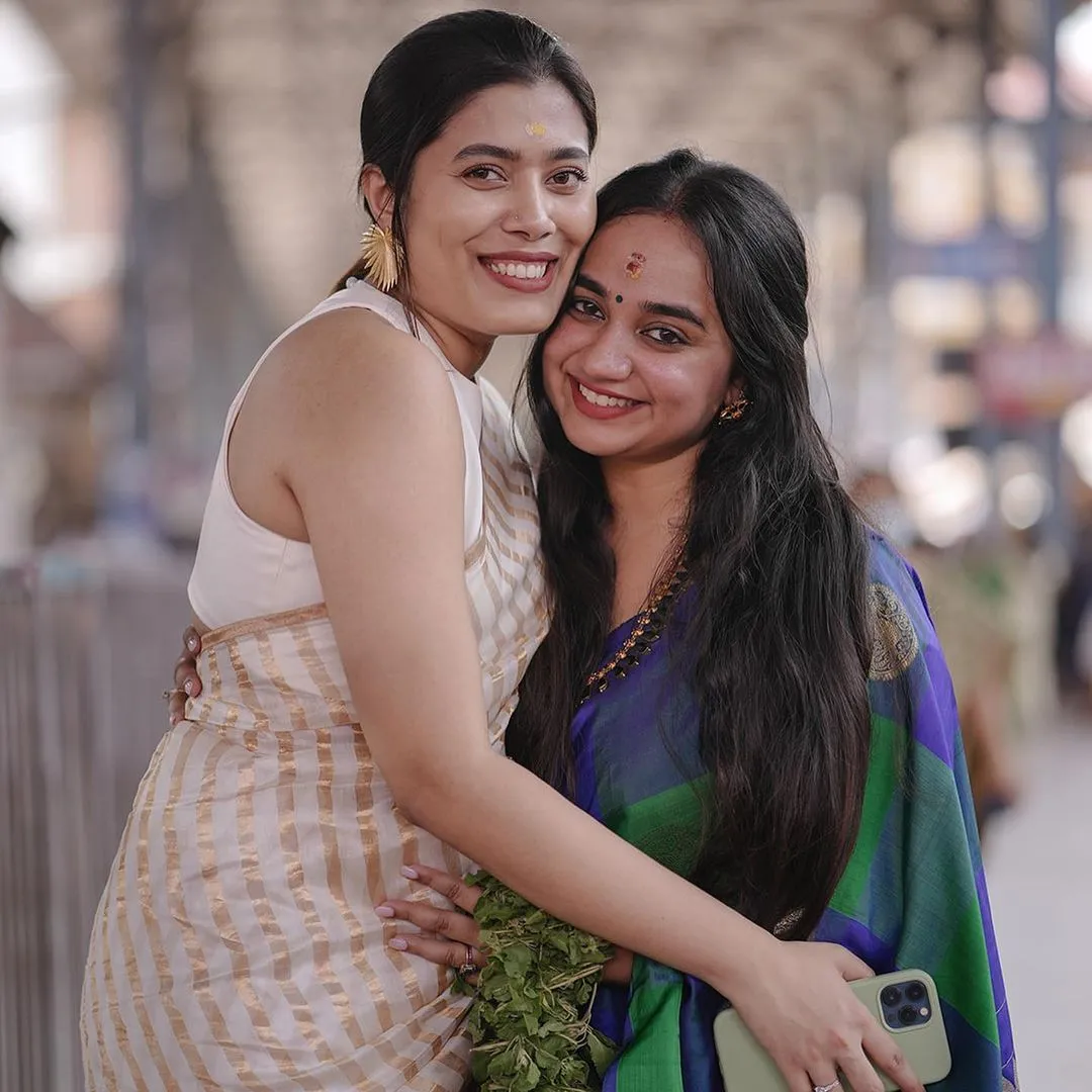 അമ്മാ, ഇതു നിങ്ങൾക്കു വേണ്ടി; ഗുരുവായൂർ നടയിൽ വച്ച് വിവാഹിതരായി നടി അപൂർവ്വ