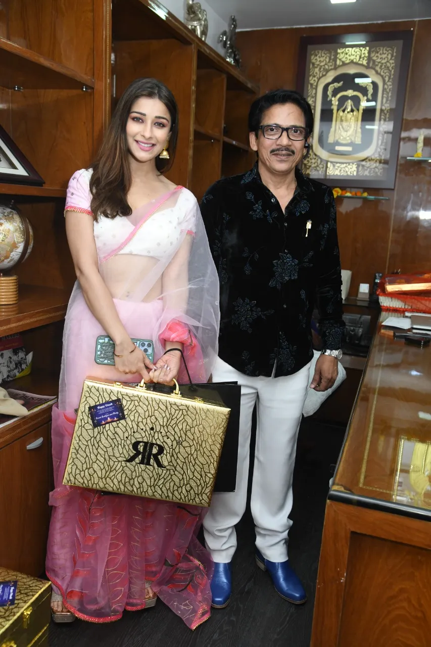 Ronnie Rodrigues & Cine Buster Team Celebrate Diwali With The Media ...