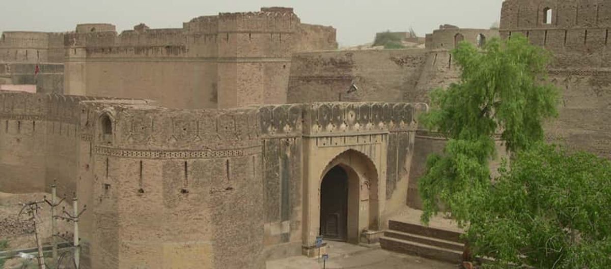 Bhatner Fort: India’s oldest & strongest fort built 1800 years ago in ...