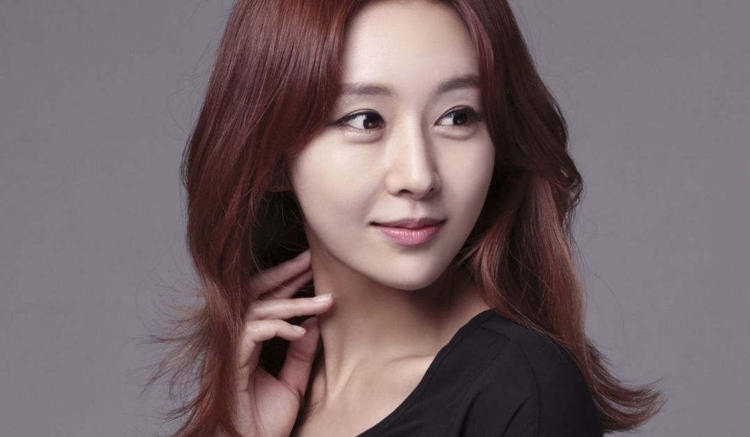 Who Is Han Young? South Korean Singer To Marry Park Goon In 2022