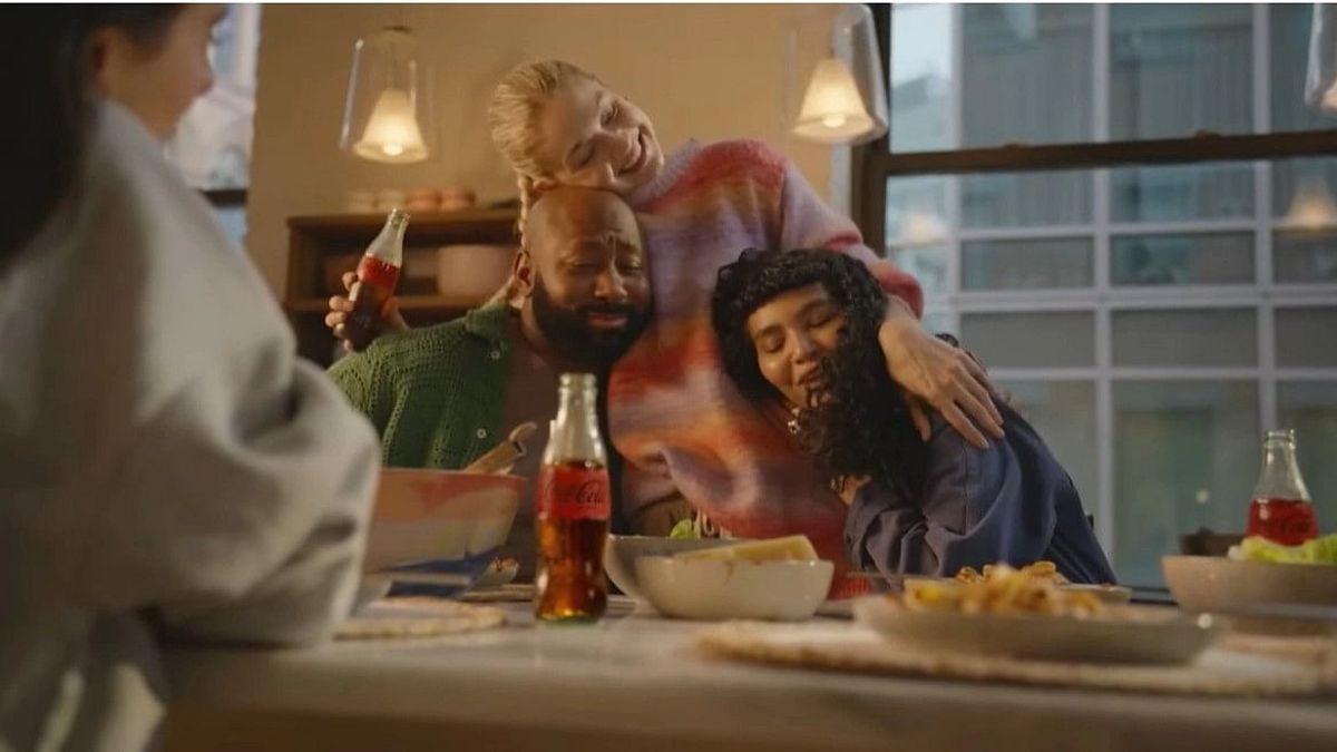 Gigi Hadid dishes out pasta with pals in new Coke advert