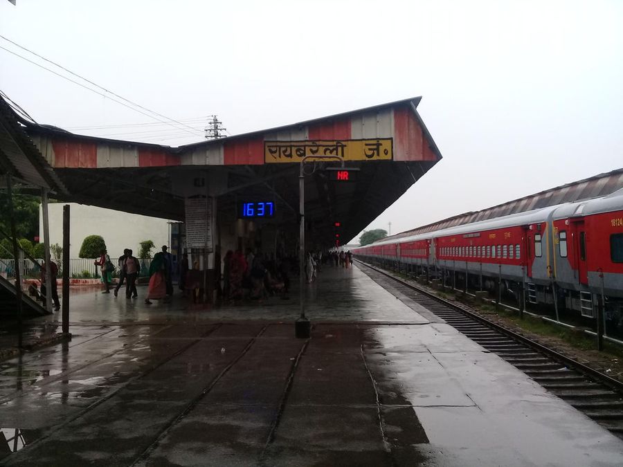 রেল স্টেশনের ছাদ ফুটো হয়ে ঝর্ণা! মোদী সরকারের উন্নয়নের নমুনা ভেসে উঠল