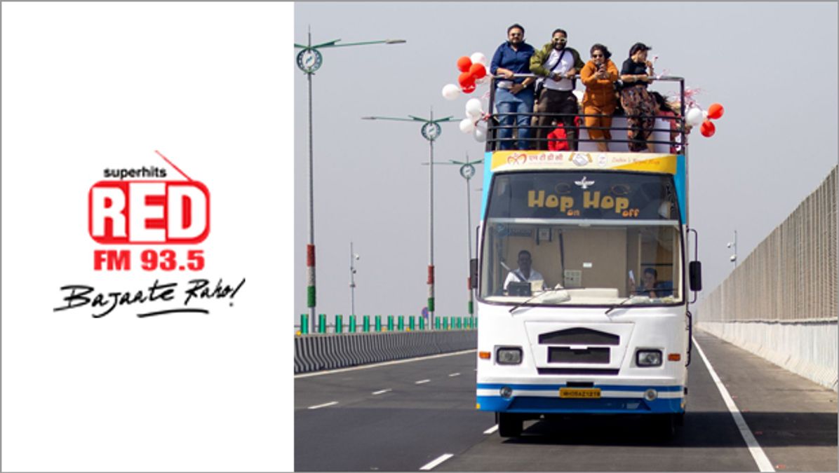 Red FM's “Red on Wheels” does live broadcast from open bus for World ...