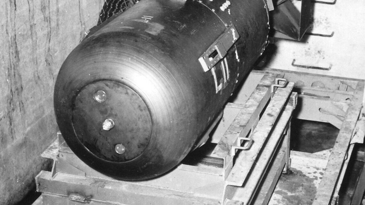 The Manhattan Project: Atomic Bomb Development.