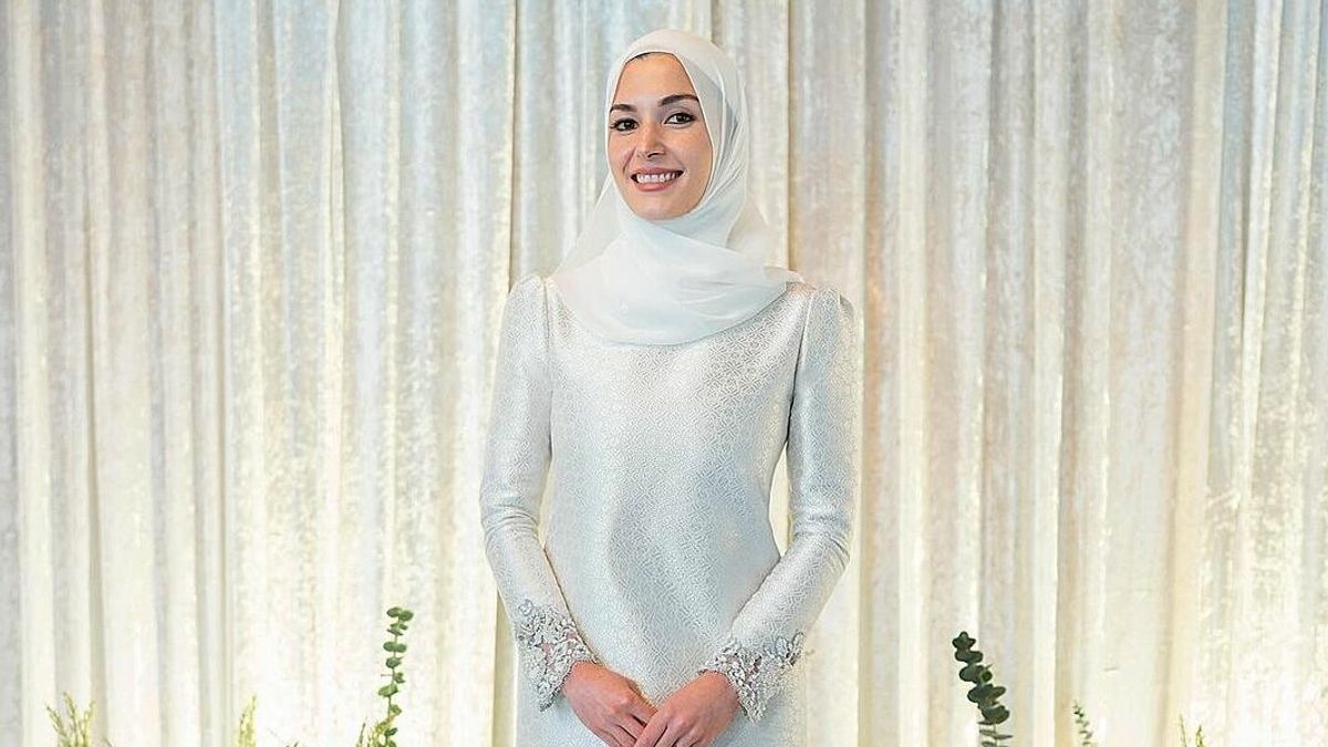 Anisha Rosnah Isa-Kalebic Dons Traditional Attire for Pre-Wedding ...