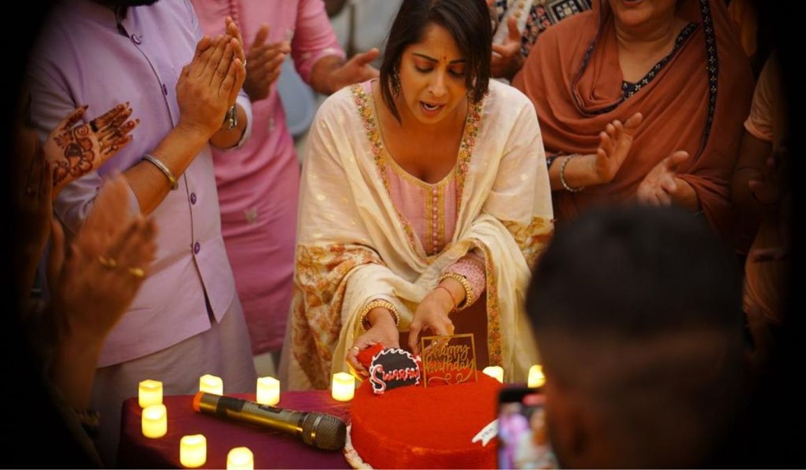 Sangita Ghosh celebrates her birthday on the set of Swaran Ghar!
