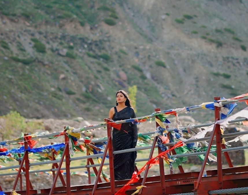 Priyanka Singh and Mahi Srivastava's sad song 'Fareb' released from ...