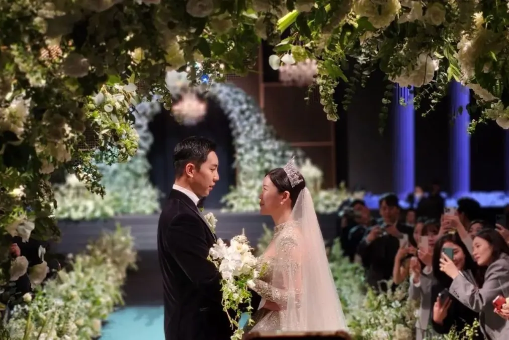 Korean Star Lee Seung-gi ties the knot with long-time girlfriend Lee Da ...