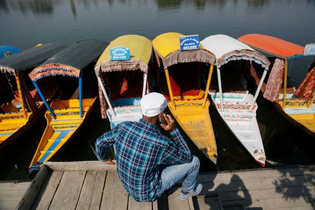 Barring Pulwama district, Cellular services restored in Valley after 3 days Barring Pulwama district, Cellular services restored in Valley after 3 days
