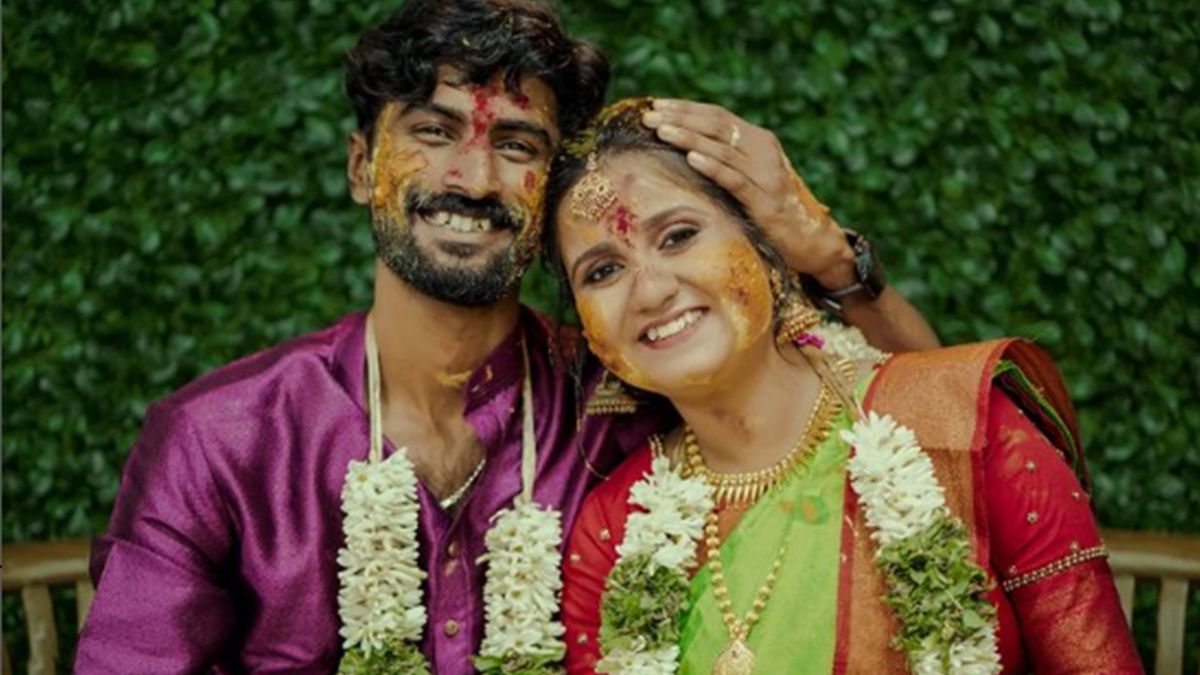 ആദ്യ കൺമണിയെ കാത്ത് അശ്വിനും സരസ്വതിയും; വളകാപ്പ് ചിത്രങ്ങൾ