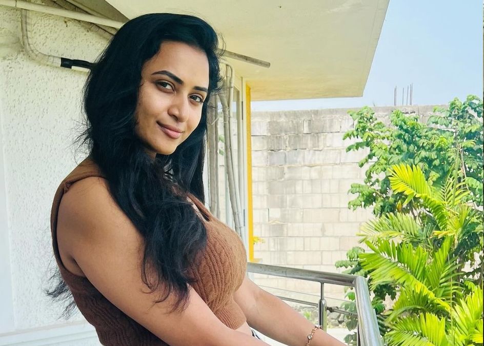 ஜனனி அசோக் குமார் ஃபுளோரல் டிரெஸ் எப்படி இருக்கு?