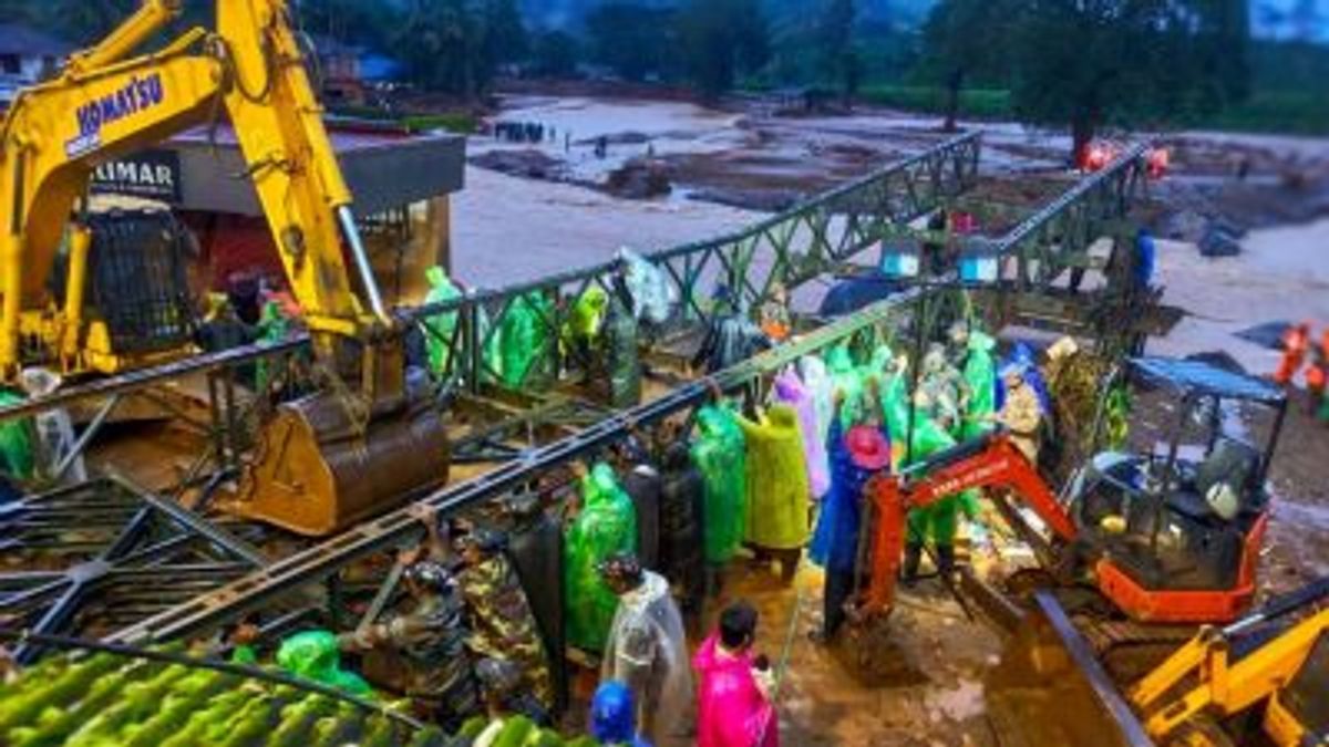 വയനാട് ഉരുള്‍പൊട്ടല്‍ ബെയ്ലി പാലം തുറന്നു