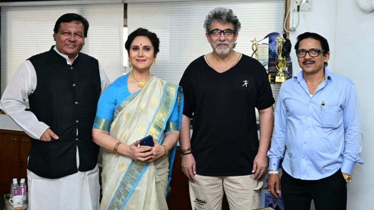 Meenakshi Sheshadri, Rahul Roy & Deepak Tijori attend Ronnie Rodrigues ...