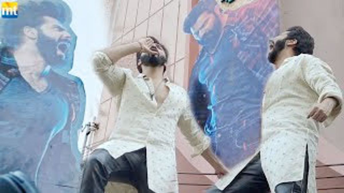 Varun Dhawan & Kriti Sanon unveil 25 FT Poster of 'Bhediya' at Gaiety ...