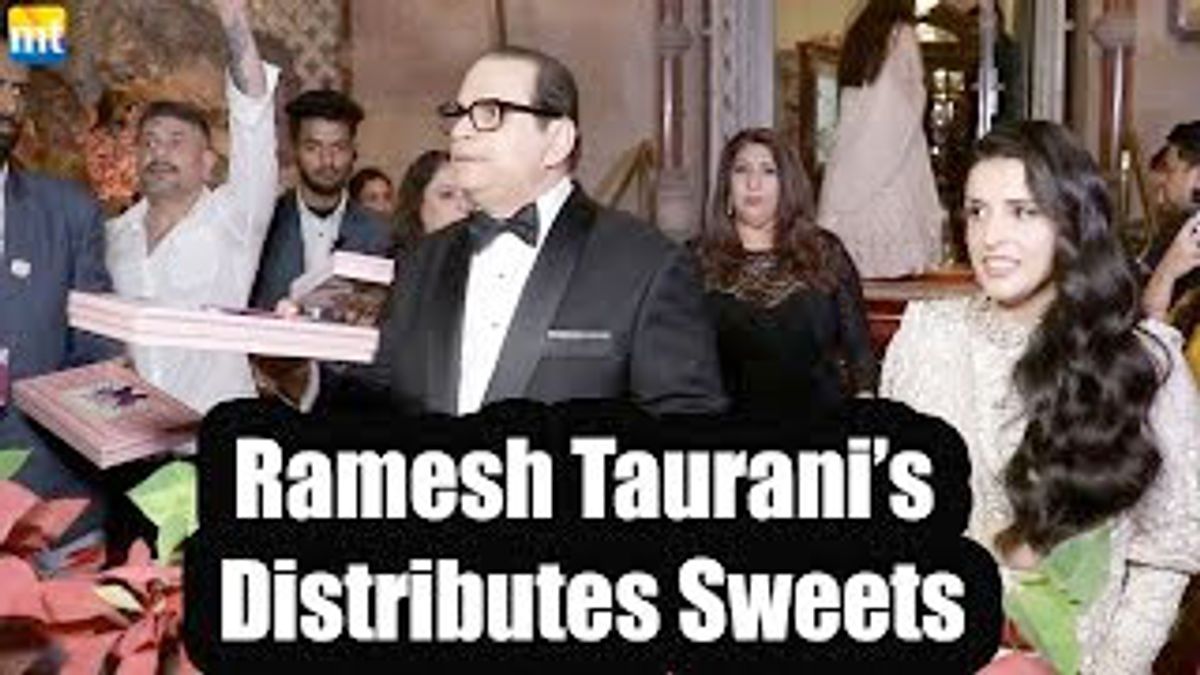 CROREPATI Filmmaker Ramesh Taurani distribute Sweets to Paps At Raveena ...