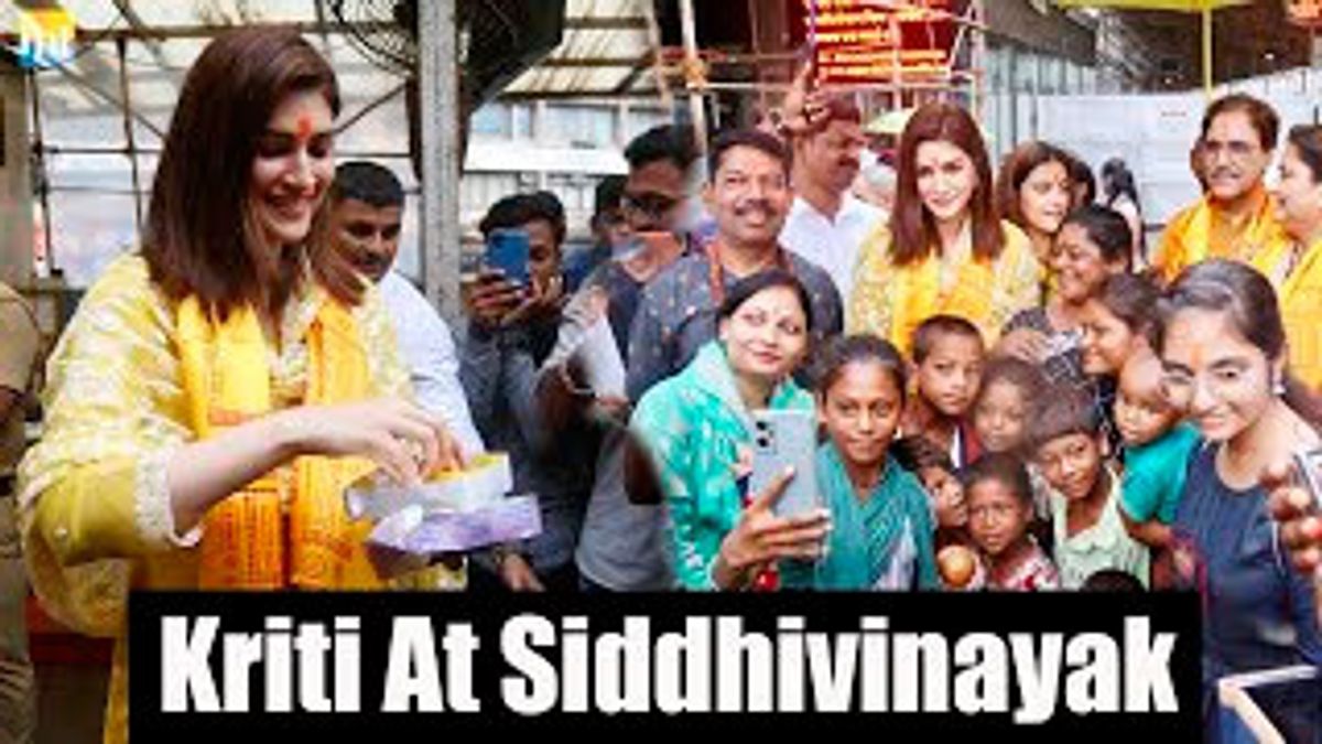 Kriti Sanon Seeks Blessings With Family At Siddhivinayak After Her ... Kriti Sanon Seeks Blessings With Family At Siddhivinayak After Her ...