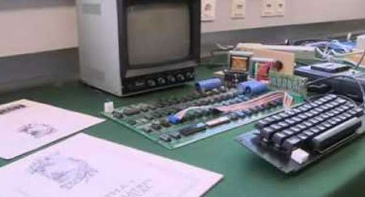 Apple-1 computer fetches $905K at auction