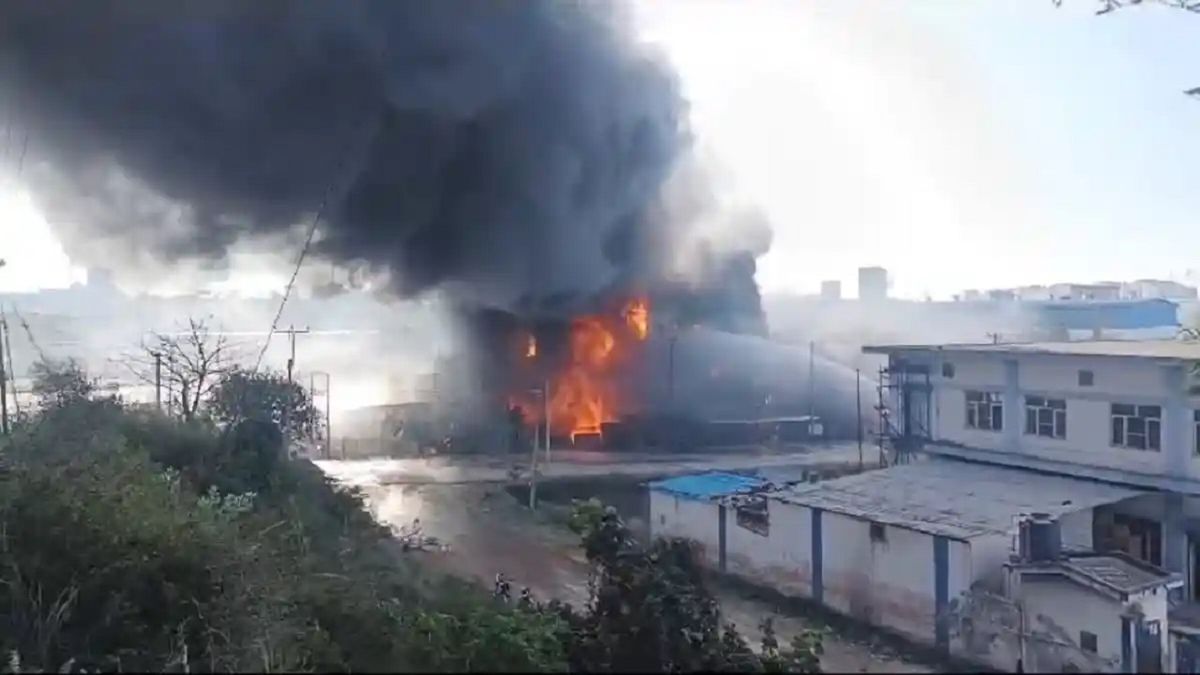 Solan Fire: सोलन हिमाचल, के एक फैक्ट्री में लगी भीषण आग, NDRF के 50 ...