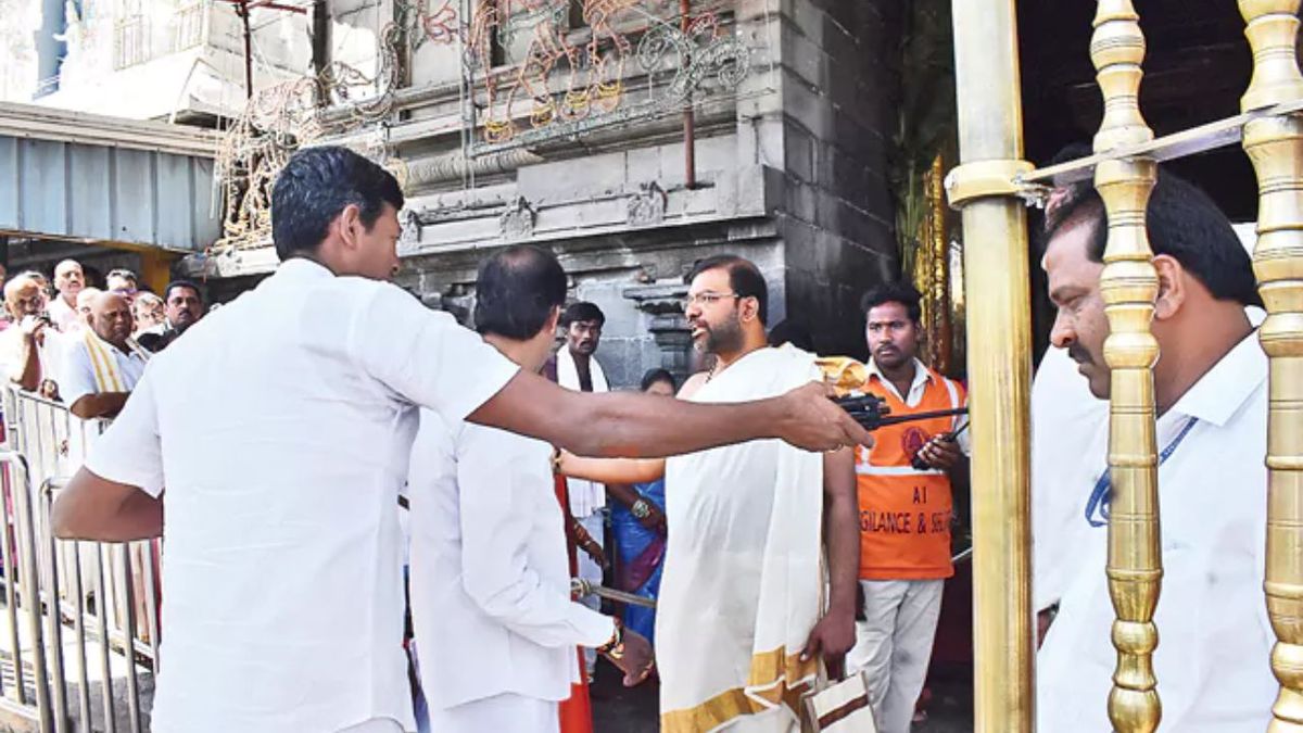 TTD : థర్డ్ క్లాస్ వాడివి నాకు చెప్తావా?.. TTD ఉద్యోగిపై బోర్డు సభ్యుడి ...