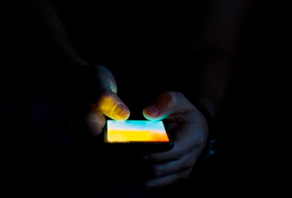 Six-Year-Old Girl Suffers Eye Strain from Excessive Mobile Phone Use in ...