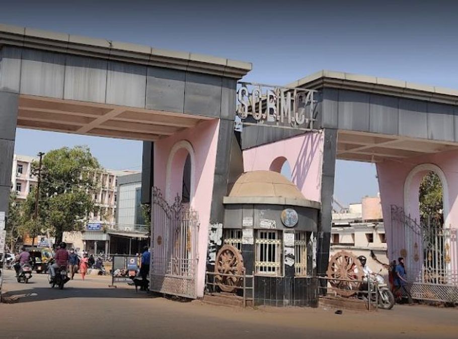 Disguising as woman, prisoner escapes from SCB Hospital in Odisha's Cuttack