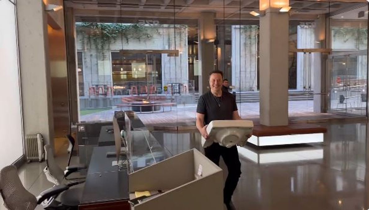[Watch] Elon Musk visits Twitter headquarters with a sink in hand