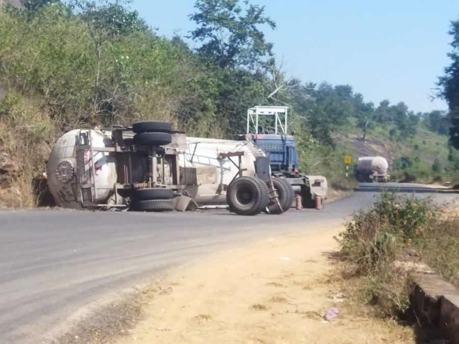 LPG leakage as tanker truck overturns on NH-26 at Sunki Ghat in Odisha ...