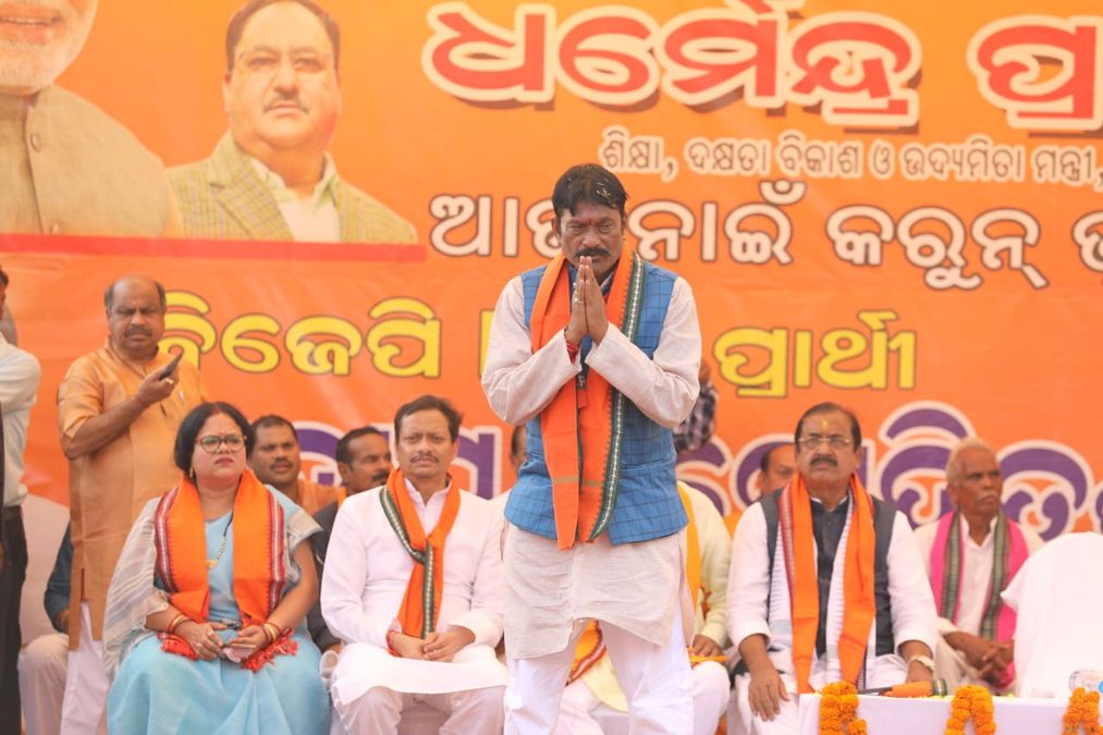 BJP leader Pradip Purohit stages dharna in front of police station as journalist misbehaves with him