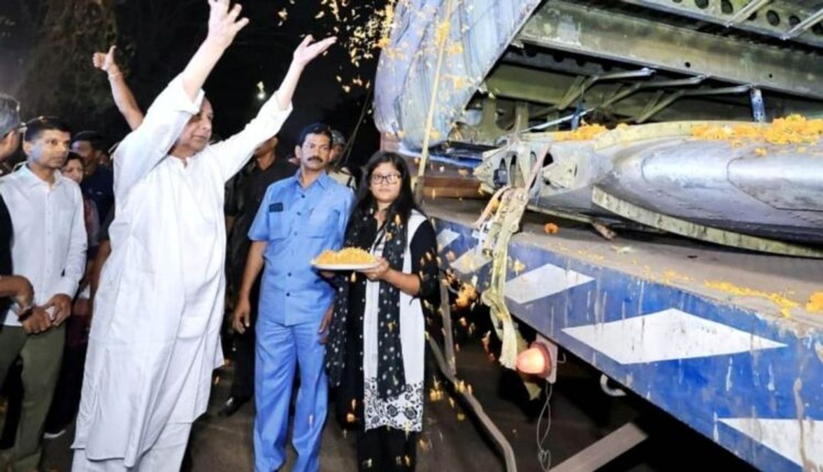 An emotional Naveen welcomes father Biju Patnaik’s iconic Dakota at BPIA