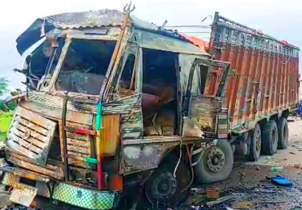 Driver burnt alive inside truck as vehicle hits another truck on NH in ...