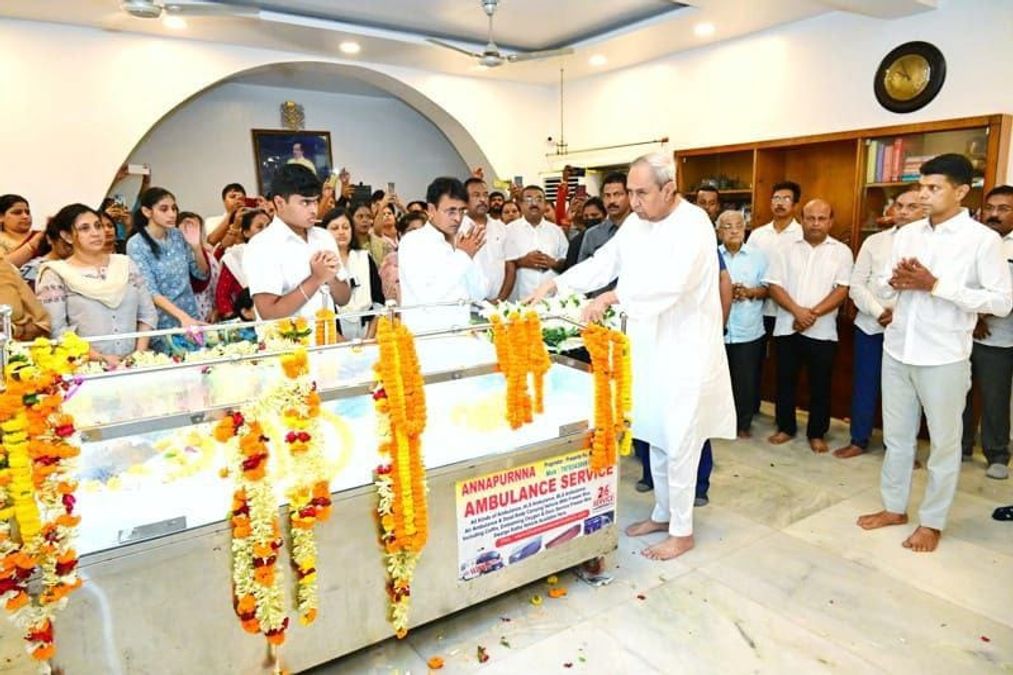 Odisha CM Naveen Patnaik pays last respects to Surjya Patro