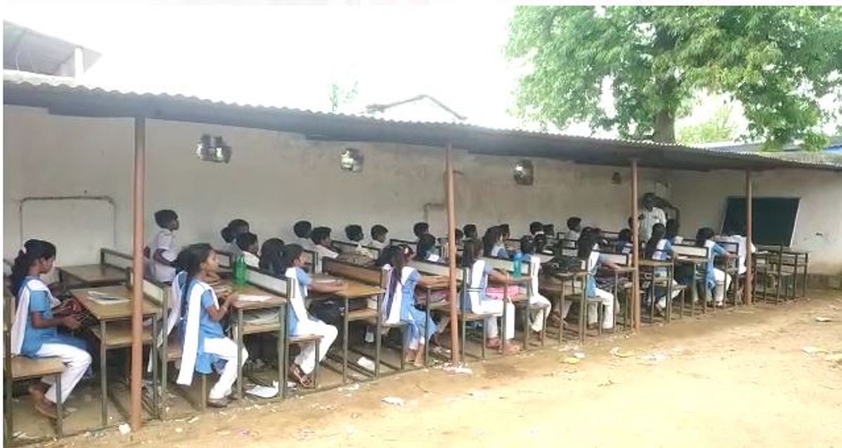 ଚମକୁଛି ସ୍କୁଲ, ସାଇକେଲ ଷ୍ଟାଣ୍ଡରେ ଚାଲିଛି ପାଠପଢ଼ା