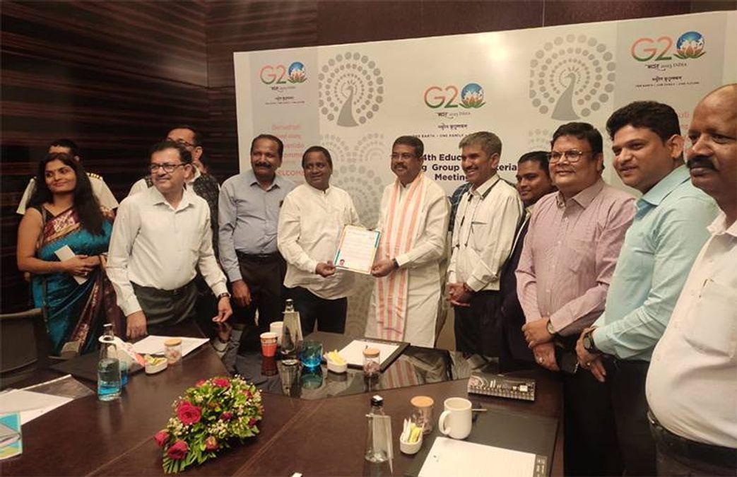 ପୁନେରେ ଧର୍ମେନ୍ଦ୍ରଙ୍କୁ ଭେଟିଲେ ପ୍ରବାସୀ ଓଡ଼ିଆ