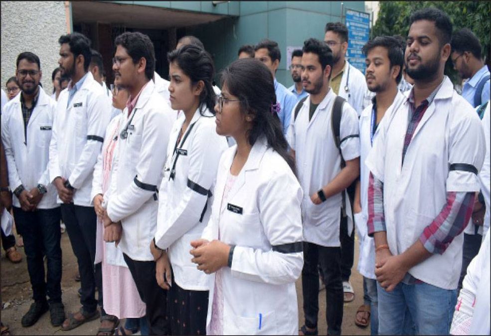 ଆୟୁଷ ଛାତ୍ରଛାତ୍ରୀଙ୍କ କଳା ବ୍ୟାଜ୍ ପରିଧାନ