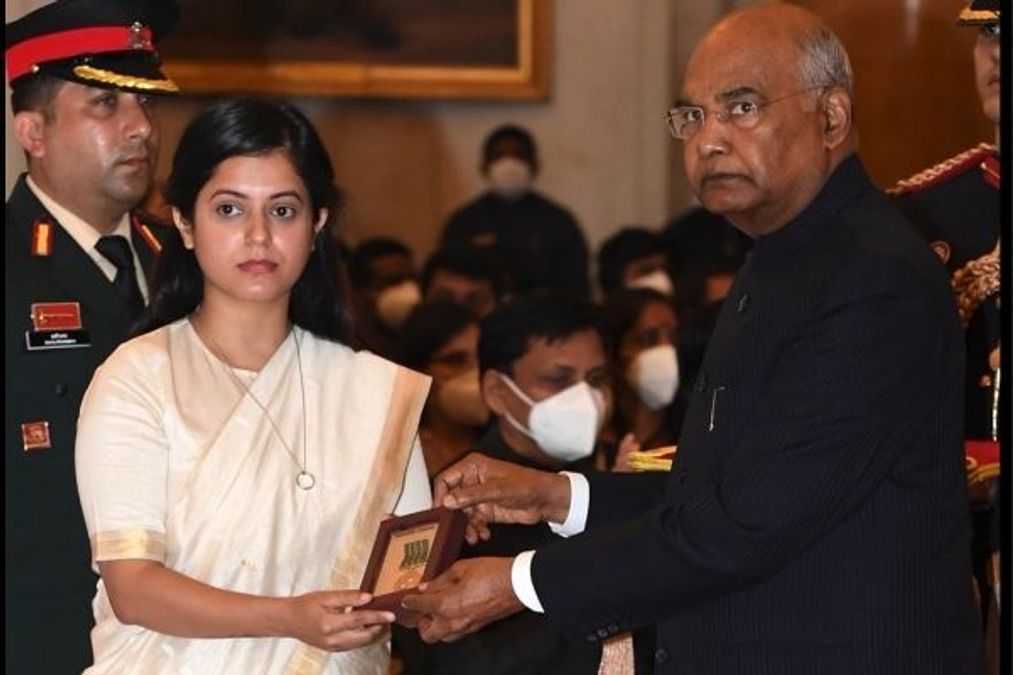 Martyred Soldier Major Anuj Sood's Wife Aakriti Sood Receives His ...