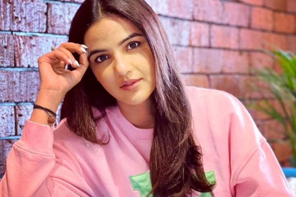 Jasmin Bhasin Reveals Reason Of Dropping Vikram Bhatt's Film