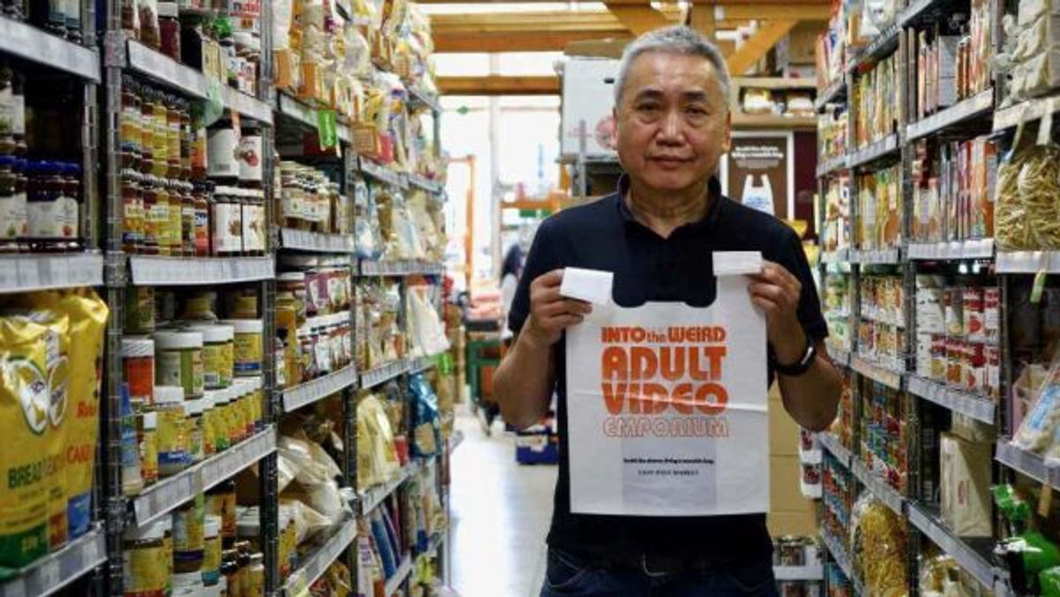 A Store Introduces Embarrassing Plastic Bags To Check Plastic Pollution!