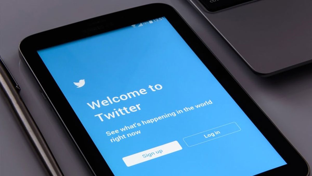 Twitter brings Trending, Moments, search and live video together in an ...