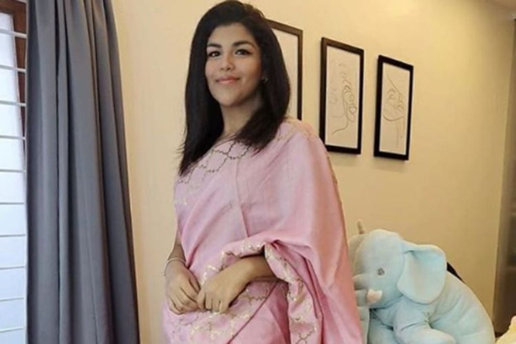 அம்மா சேலையை ‘சுட்ட’ மகள்: குஷ்புவின் ‘பெருமை மிகு தருணம்’