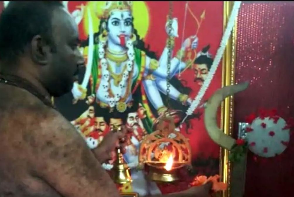 ”கொரோனா தேவியின் நாமம் வாழ்க” - தினம் தோறும் பூஜை நடத்தும் கேரள மனிதர்!