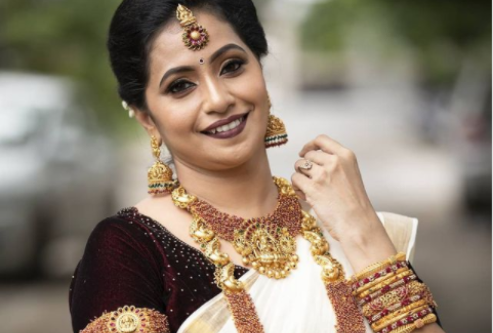 17 வயதில் சினிமா அறிமுகம்.. சீரியல்களில் அசத்தும் யங் மாமியார்.. தீபா ...