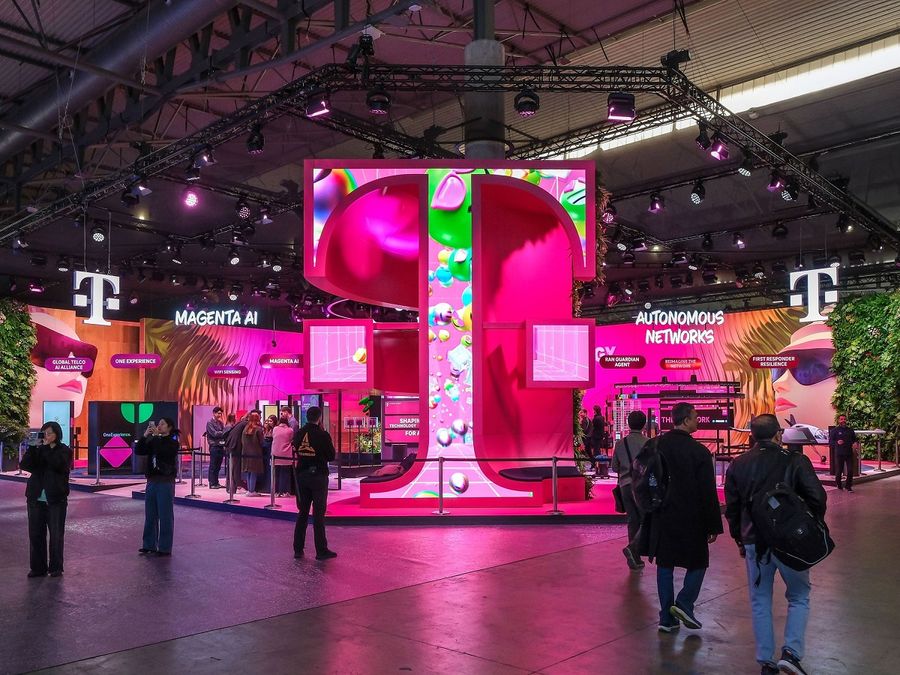 Telekom at MWC | AI phone, flying base stations, self-healing networks