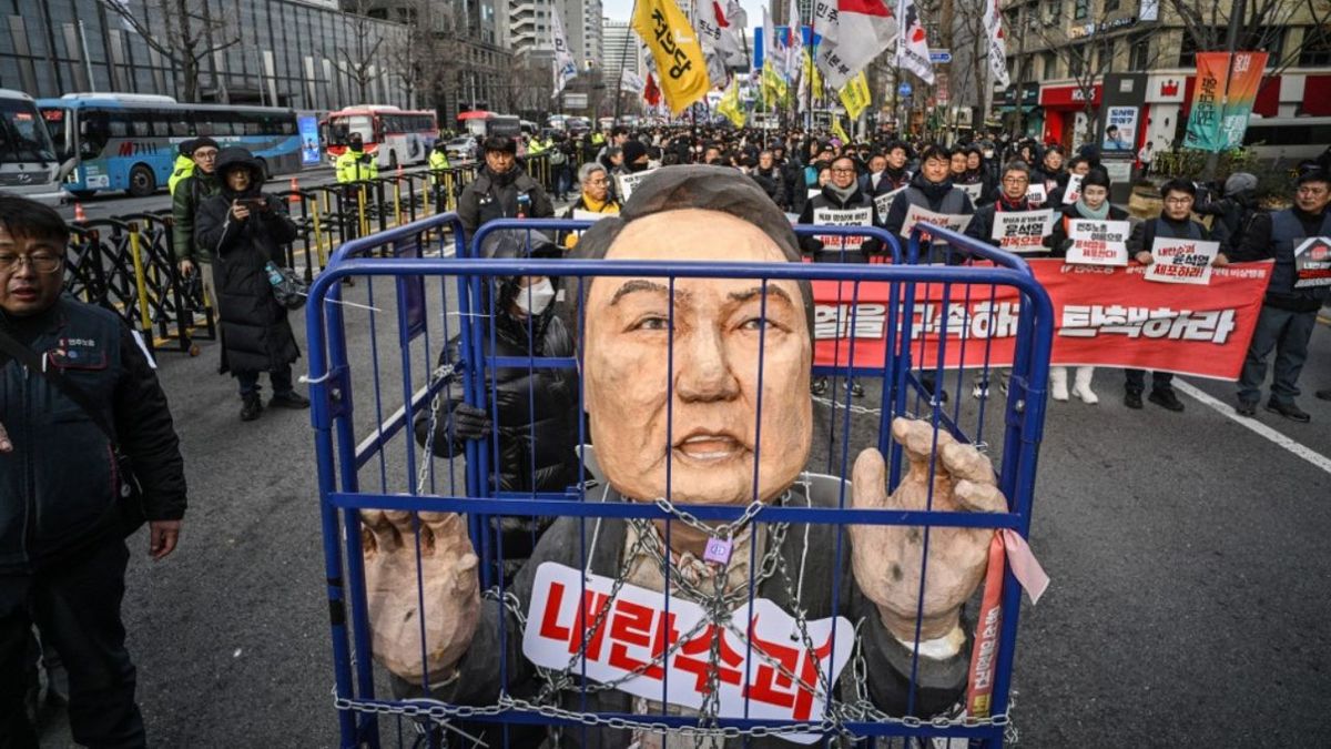 South Korean prosecutors seek arrest warrant for ousted president Yoon ...