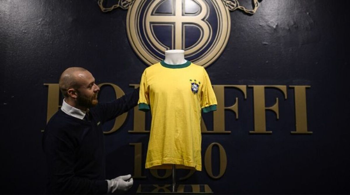 Pele's last Number 10 Brazil jersey sold for 30,000 euros in Italy