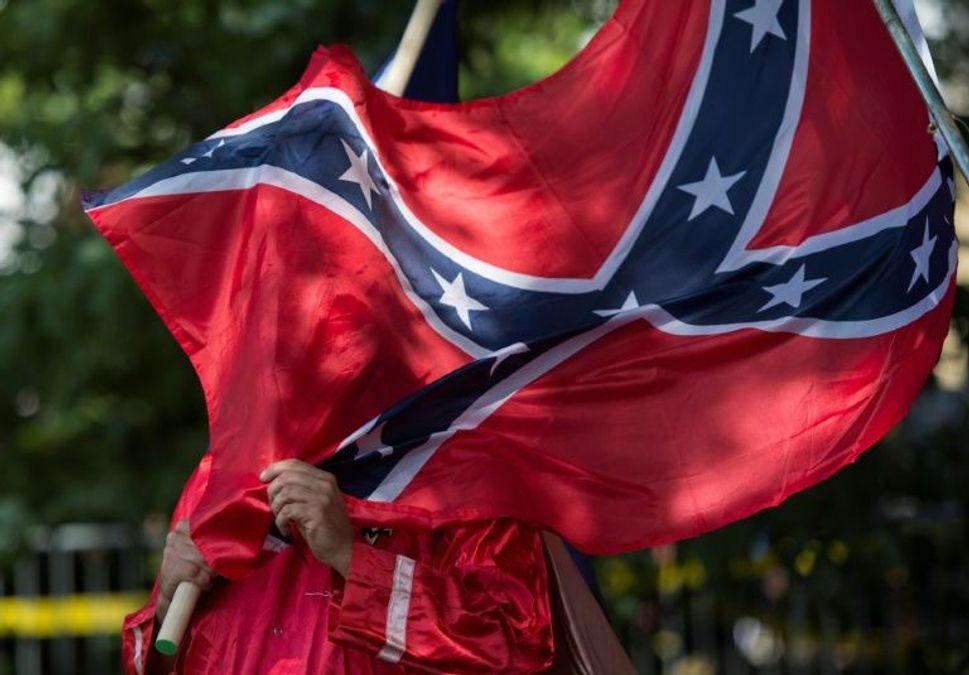 Pentagon issues ban on Confederate flag at military bases