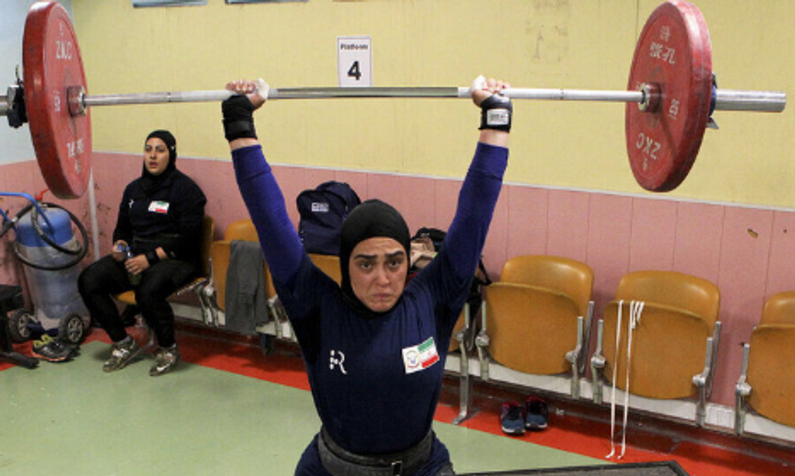 Iran allows women to take part in official powerlifting competitions