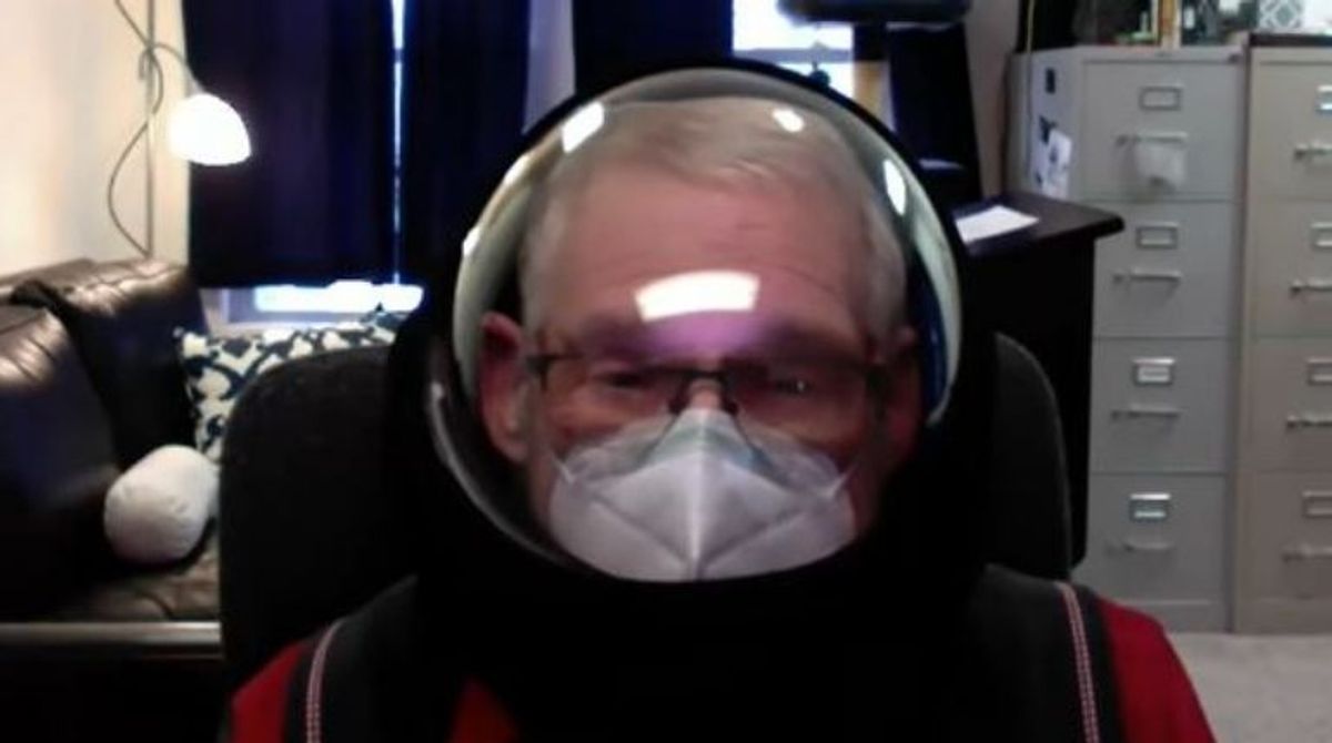 Watch:Â US professor wearsÂ fishbowl helmet,Â abuses students online