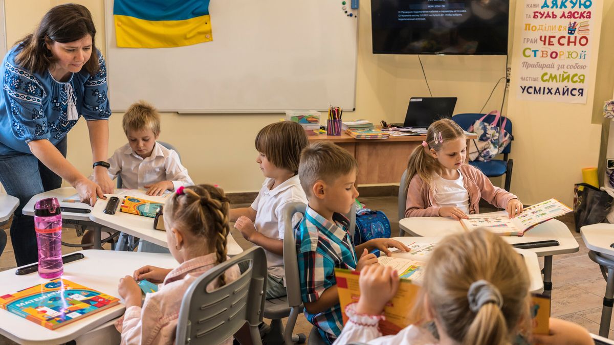 Ukraine: Students return to school in Ukraine, parents hold on to hope ...
